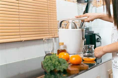 부엌 방에서 주스를 만드는 사람들의 사진을 닫습니다 건강 건강 관리 과일 및 채소 스무디 비타민 가정 생활에 대한 스톡 사진 및