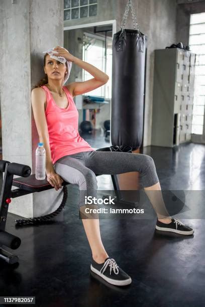 체육관에서 벤치에 타월과 물병 복싱 운동 후 휴식을 취하는 스포츠 여자 피곤한 젊 피트 니스 스포티 여자 앉아 휴식 운동 건강한 생활방식에 대한 스톡 사진 및 기타 이미지