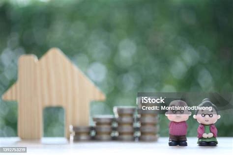 뮤추얼 펀드 자연 녹색 배경에 동전 돈의 스택과 사랑 부부 선임 및 모델 하우스 미래에 준비하기위한 돈을 절약하고 연금 은퇴 개념 0명에 대한 스톡 사진 및 기타 이미지