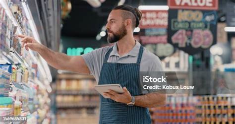 가격 체크리스트 수 또는 제품 재고 관리에 대한 직원 태블릿 또는 슈퍼마켓 직원 식품 물류 전자 상거래 주문 판매 또는 거래를위한 사람 식료품 쇼핑 또는 소매점 기술 슈퍼