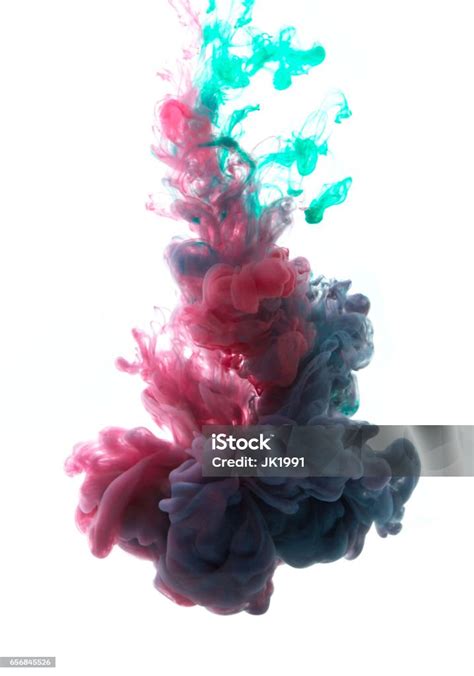 색상과 액체에 모션에 촬영 잉크는 물에 소용돌이입니다 흰색 바탕에 절연 물에 부드러운 잉크의 구름 물 추상 배너에에서 다채로운