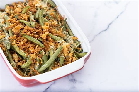 흰 대리석에 프렌치 프라이드 양파와 버섯 크림을 얹은 전통적인 녹두 캐서롤 클로즈업 0명에 대한 스톡 사진 및 기타 이미지 0명 그라탕 그릇 Istock