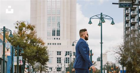 길을 건너는 파란 양복을 입은 남자 사진 Unsplash의 무료 양복 이미지