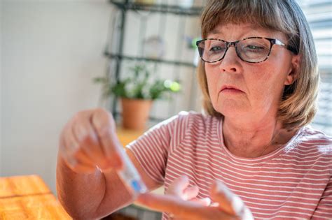 현대 중산층 집에서 포도당 측정기로 혈당 수치를 확인하는 성숙한 여성 당뇨병에 대한 스톡 사진 및 기타 이미지 당뇨병 여자 주입 Istock