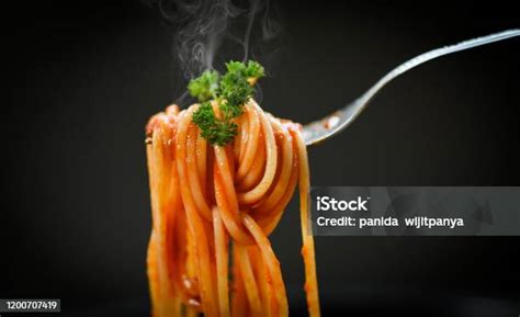 레스토랑 이탈리안 음식과 메뉴 컨셉의 파슬리를 곁들인 스파게티 볼로네즈 이탈리아 파스타 포크와 블랙 배경의 스파게티 개념에 대한 스톡 사진 및 기타 이미지 Istock