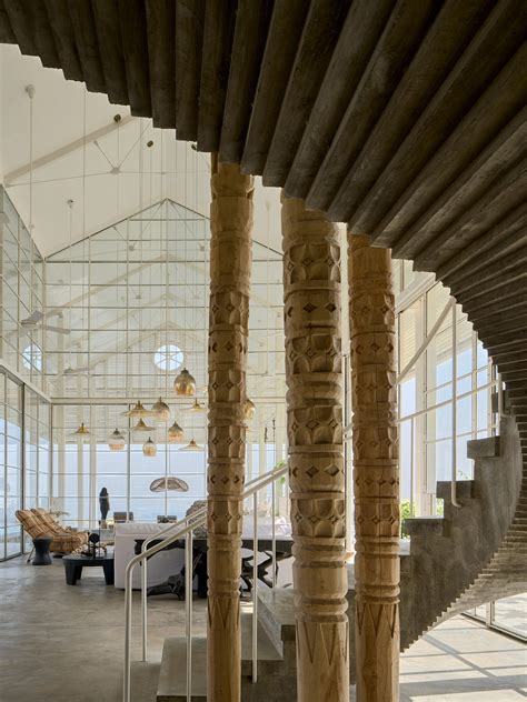 Architecture Brio Creates Home With Strong Presence Above Mumbai Bay