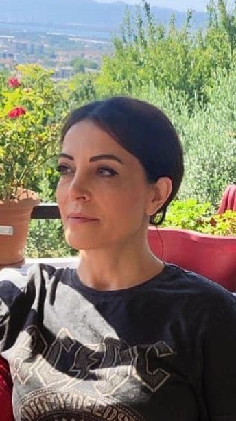 Nazan Bayazit Kac Yasinda Tozlu Mikrofon