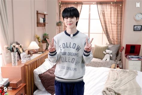 Bts Community Post 지민시 ⏰jimin Time 민아 오늘도 그리움 품고 또 하루를 보낸다 𝙒𝙀 𝙇𝙊𝙑𝙀