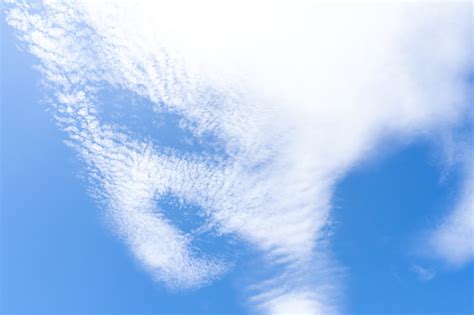 화창한 날에 아침이나 저녁에 이상한 모양의 구름이 있는 아름다운 푸른 하늘의 낮은 각도와 전체 프레임은 장식 예술 작품에서 자연스러운 배경 질감으로 사용됩니다 0명에 대한