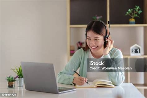 전자 학습 온라인 교육 개념 아시아 여성 세심한 학생 학생 화상 회의 전자 학습과 집에서 노트북 컴퓨터에 교사와 함께 가상현실에 대한 스톡 사진 및 기타 이미지 Istock