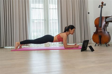 평화로운 명상을 호흡하는 아름다운 숙녀 필라테스 바닥 거품 매트에서 요가 근육 운동 가냘픈에 대한 스톡 사진 및 기타 이미지 가냘픈 개인 장식품 건강한 생활방식