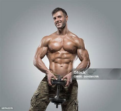 회색 배경에 근육 운동 선수 보디 빌더 남자 근육질 남자에 대한 스톡 사진 및 기타 이미지 근육질 남자 근육질 체격 남자 Istock