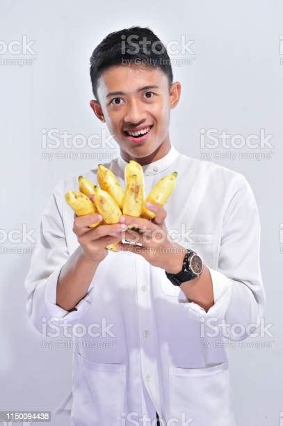 금식을 깨는 젊은 무슬림 남자 행복 한 금식 과 수 호를 먹고 노란 바나나 Eid Ul Fitr에 대한 스톡 사진 및 기타 이미지 Eid Ul Fitr 건강한 생활방식