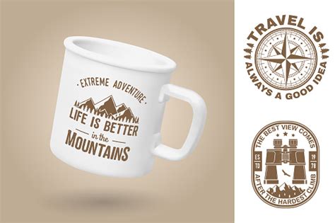 흰색 캠핑 컵 샘플 디자인이 있는 현실적인 머그 모형 템플릿입니다 벡터 3d 그림입니다 산에서의 삶은 더 좋습니다 여름 캠프 산 캠프 파이어 나침반 장미 쌍안경 및 숲
