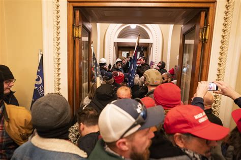 Usa Due Poliziotti Denunciano Trump Per Lassalto A Capitol Hill Giornale Di Sicilia