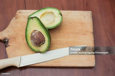 반으로 자른 아보카도와 구덩이와 부엌칼을 나무 도마에 올려 놓음 0명에 대한 스톡 사진 및 기타 이미지 0명 갈색 건강한 생활방식 Istock