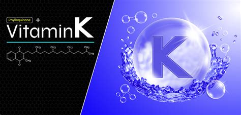 비타민 K 물방울 보라색이 물이 튀어 나옵니다 필로 퀴논 복합체와 천연 화학 공식 뷰티 케어 디자인 의학 및 과학 개념 3차원 형태에 대한 스톡 벡터 아트 및 기타 이미지