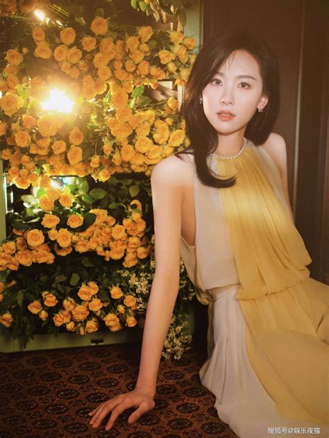 陈都灵一袭黄白拼接珍珠领纱裙写真气质优雅清新 搜狐大视野 搜狐新闻