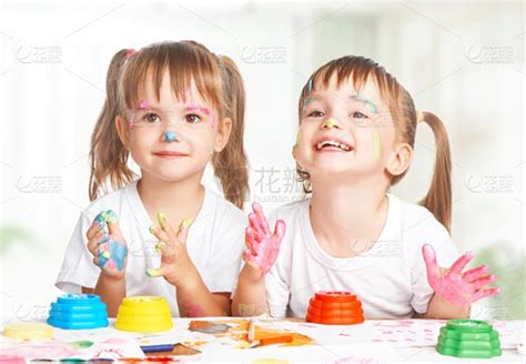 双胞胎肮脏的儿童幸福绘画艺术品艺术家学龄前画笔知识白色素材 花瓣网
