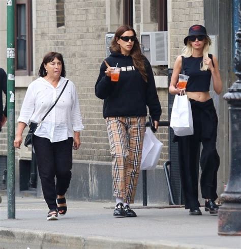 Ирина Шейк в очередной раз намекнула на то кто в их паре со Стеллой Максвелл исполняет роль