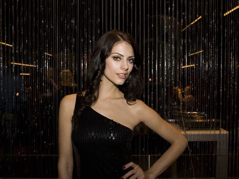 Julia Voth Hd Wallpaper ~ Wall Pc