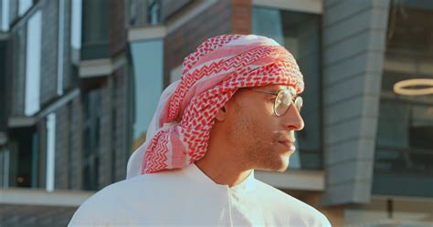 두바이에서 일 여행 및 기회를 위해 도시에서 기다리고 생각하고 아랍 남자 마을에 서있는 이슬람 사람의 잃어버린 아이디어와 얼굴 휴가에 대한 결정 방향 또는 탐험 남자에 대한