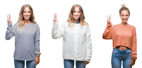 영 캐주얼을 입고 아름 다운 젊은 여 자가 봐 흰색 절연된 배경을 표시 하 고 손가락으로 가리키는 자신감과 행복 미소 하는 동안