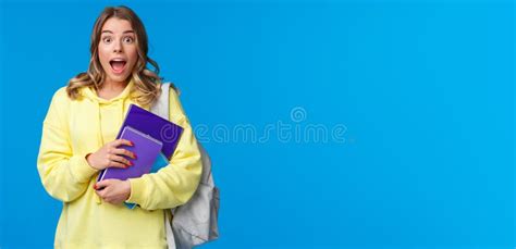 Divertida Y Alegre Excitada Linda Chica Rubia Con Capucha Amarilla Gaseando Y Luciendo Asombrada