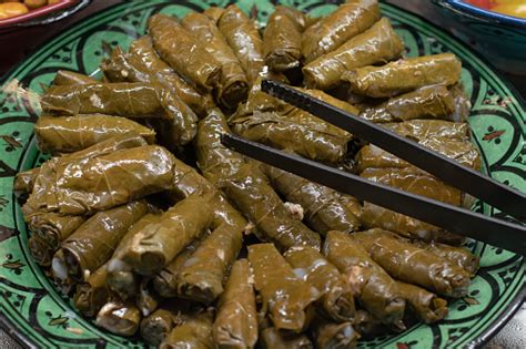 아라비아 박제 포도 잎 포도 식물의 잎은 쌀 고기 향신료 또는 포도 잎 롤의 혼합물로 채워진 문화의 숫자의 요리에 사용됩니다 0