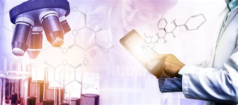 의학 연구를 위한 실험실에서 미생물학 및 화학에 대 한 과학 및 의료 실험실 악기 현미경 테스트 튜브 및 유리 플라스 크의 이중 노출 이미지 Dna에 대한 스톡 사진 및