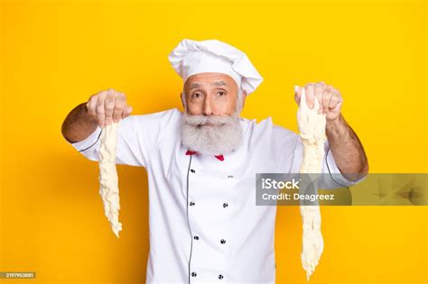 요리를 주제로 한 사진에서 밝은 노란색 배경의 반죽을 들고 있는 수석 요리사 55 59세에 대한 스톡 사진 및 기타 이미지 55 59세 건강한 식생활 남자 Istock