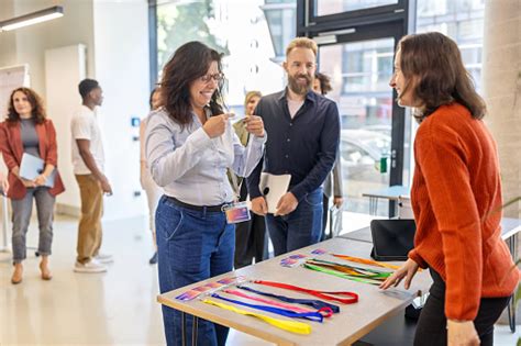 컨퍼런스 리셉션 데스크에서 신분증 배지를 받고 있는 참석자들 가는 끈에 대한 스톡 사진 및 기타 이미지 가는 끈 걷기
