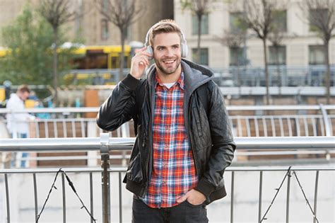 자기 향상 잘 생긴 남자는 음악 도시 배경을 즐길 수 있습니다 거리 교육 원격 공부 현대 교육 청소년을위한 팟 캐스트 온라인 교육 과정 음악을 듣습니다 학생 학습 사용