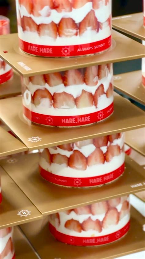 하레하레 딸기와 부드러운 유크림이 케이크 시트 층층이 가득 들어있는 딸기밭 입니다 달콤한 향이 꽉찬 겨울딸기를 기다린 만큼 케이크 속에 듬뿍 담아 드립니다 사전예약