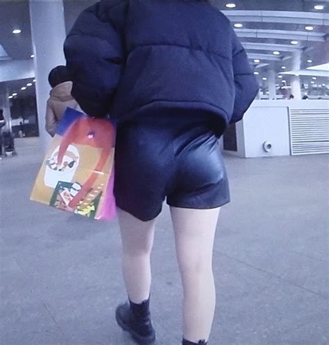 超激カワ美少女がレザーショートパンツをパンパンにパツらせて歩く姿がイヤらしい めっちゃリアル