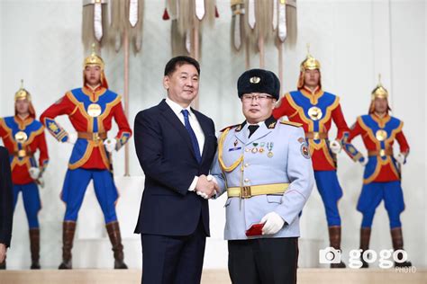 ФОТО Ерөнхийлөгч БНТУ д үүрэг гүйцэтгэсэн алба хаагчдад төрийн цол одон медаль гардууллаа