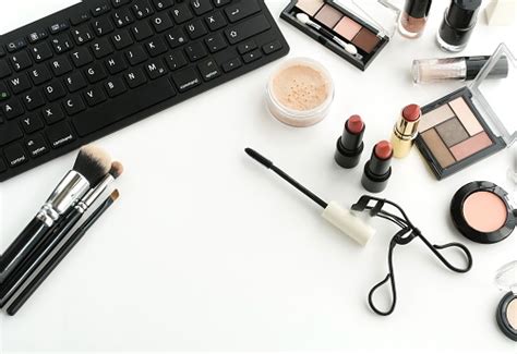 플랫 레이 여성 사무실 책상입니다 노트북과 여성 작업 공간 흰색 배경에 제품 도구 화장품을 구성합니다 최고보기 여성 블로거 책상 공간을 복사합니다 메이크업 화장품에 대한