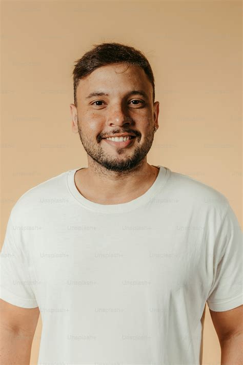 흰 셔츠를 입은 남자가 웃고 있다 사진 Unsplash의 남자 이미지