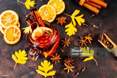 크리스마스 테이블의 상위 뷰 뜨거운 알코올 음료 Mulled 와인 요리 또는 크리스마스 장식 재료 크리스마스 겨울 방학 새해 개념 멀드 와인 말린 오렌지 계피 스틱 및 갈색