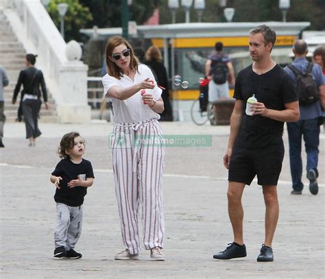 Adam Shulman Top Notch Realities About Oscar Winner Actress Anne Hathaways Husband