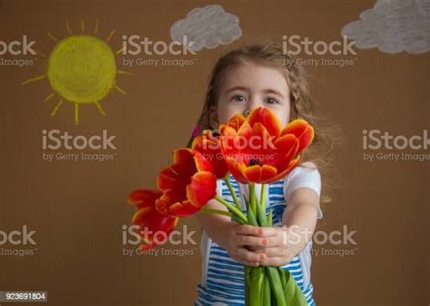 초상화 그려진 태양과 구름과 밝은 배경에 손에 꽃 튤립 블루 드레스를 입고 아름 다운 소녀 복사 공간 3 월 8 일 국제 여성의