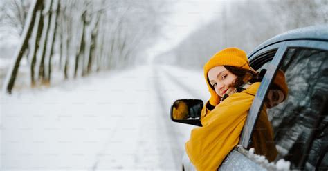 차창 밖으로 기대고 있는 노란 재킷을 입은 여자 사진 Unsplash의 차를 운전하는 여자 이미지