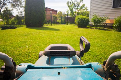 현대 정원이나 뒤뜰의 푸른 잔디에 잔디 발동기 잔디밭을 자르는 기계 원예 관리 도구 및 장비 잔디 다듬기 과정 0명에 대한 스톡 사진 및 기타 이미지 Istock