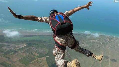 باز نشدن چتر سرباز هنگام پریدن از هواپیمای نظامی فیلم