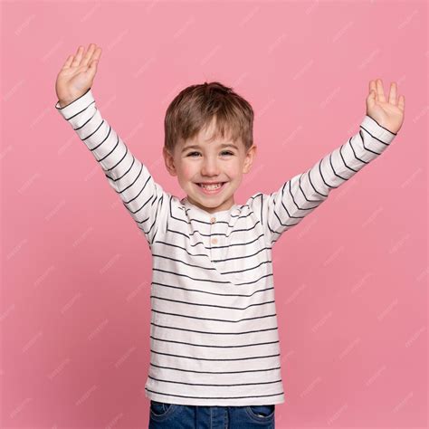 핑크에 고립 웃는 어린 소년 무료 사진