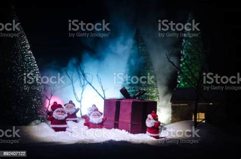 나무와 눈 크리스마스 시간에 행복 한 산타 클로스 인형 다채로운 Bokeh 배경입니다 어두운 톤에 산타 조항 및 메리 크리스마스 모델 피겨 장난감 12월에 대한 스톡 사진