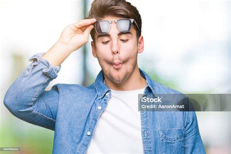잘생긴 젊은이 격리 된 배경 만드는 물고기 얼굴 입술 고 우 스 꽝 스러운 제스처와 선글라스를 착용 재미 있는 식입니다 귀여운에 대한 스톡 사진 및 기타 이미지 Istock