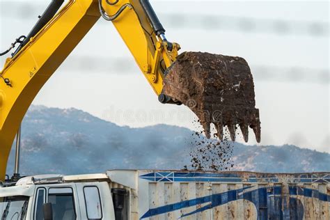Large Digger Loading A Lorry Stock Image Image Of Dumper Construction 357973931