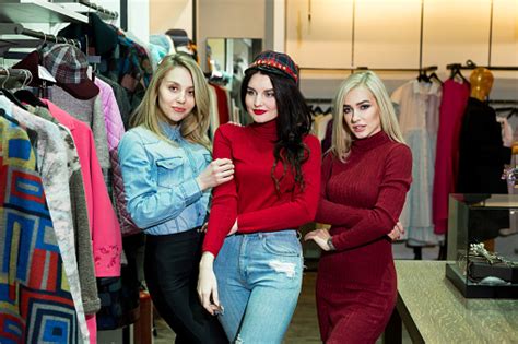 쇼핑 패션 우정 개념 쇼핑에서 옷을 입어보는 세 명의 웃는 친구들 여자에 대한 스톡 사진 및 기타 이미지 여자 쇼핑백 십대 Istock