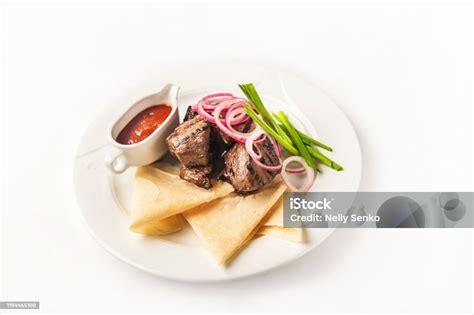 레스토랑 클로즈업에서 소스를 곁들인 꼬치 흰 접시에 양파와 피타 빵을 곁들인 꼬치와 카피 스페이스 고기에 대한 스톡 사진 및